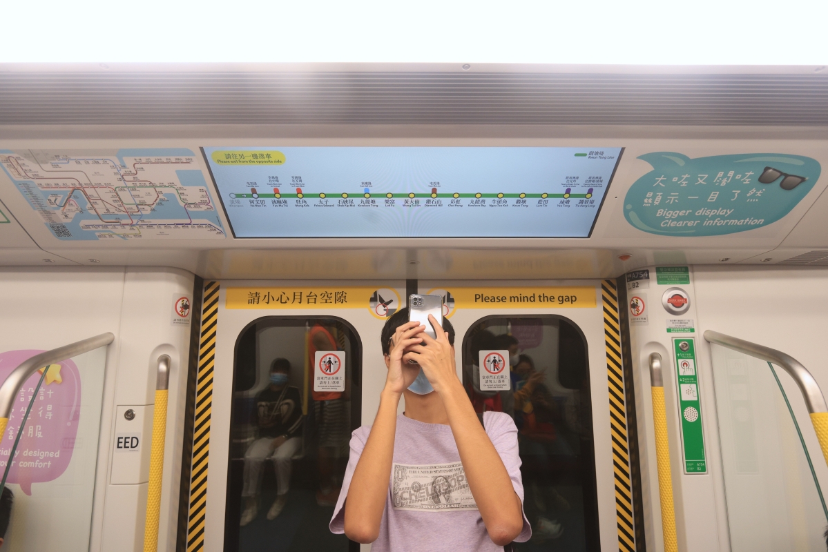 香港港鐵國產新車Q-Train彩虹出發 市民趕搭頭班車 | 社會 - 香港中通社